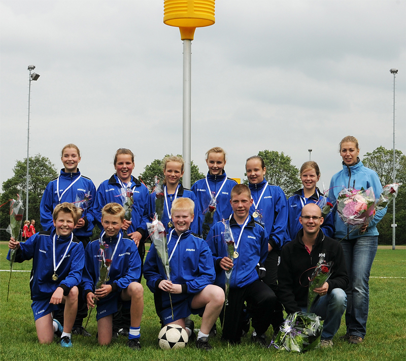 Veenwouden D1 in 1 seizoen DRIE keer kampioen - RTV NOF Nieuws Veenwouden D1 in 1 seizoen DRIE keer kampioen - RTV NOF Nieuws