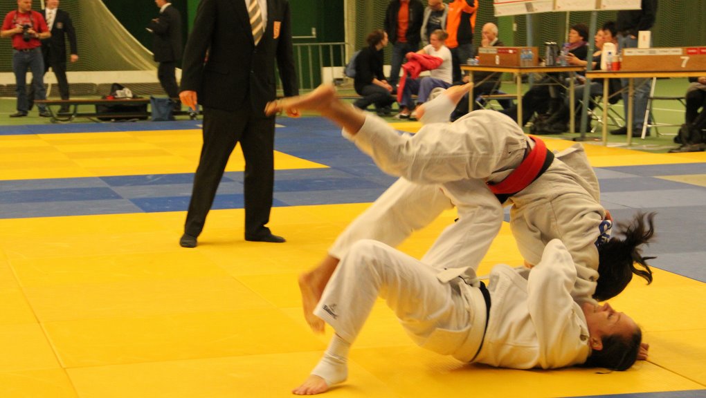 Sandra de Hoop verslaat Nederlands Kampioen Judo - RTV NOF Nieuws
