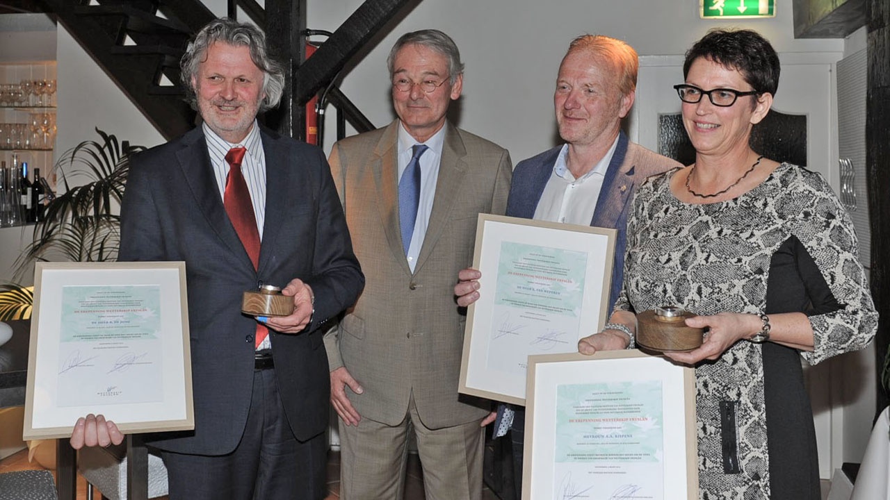 Erepenning voor Aaltje Rispens, Roel de Jong en Klaas van Weperen - RTV NOF