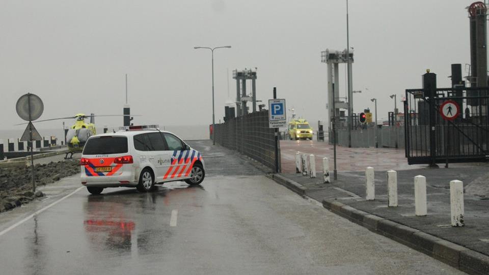 VIDEO: Traumateam assisteert ambulance op de haven van Holwerd - RTV ...