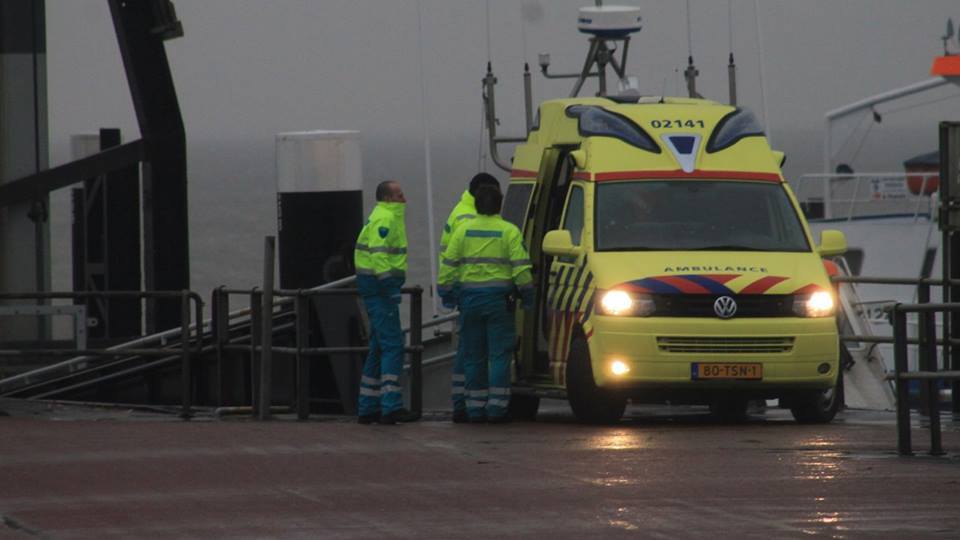 VIDEO: Traumateam assisteert ambulance op de haven van Holwerd - RTV ...