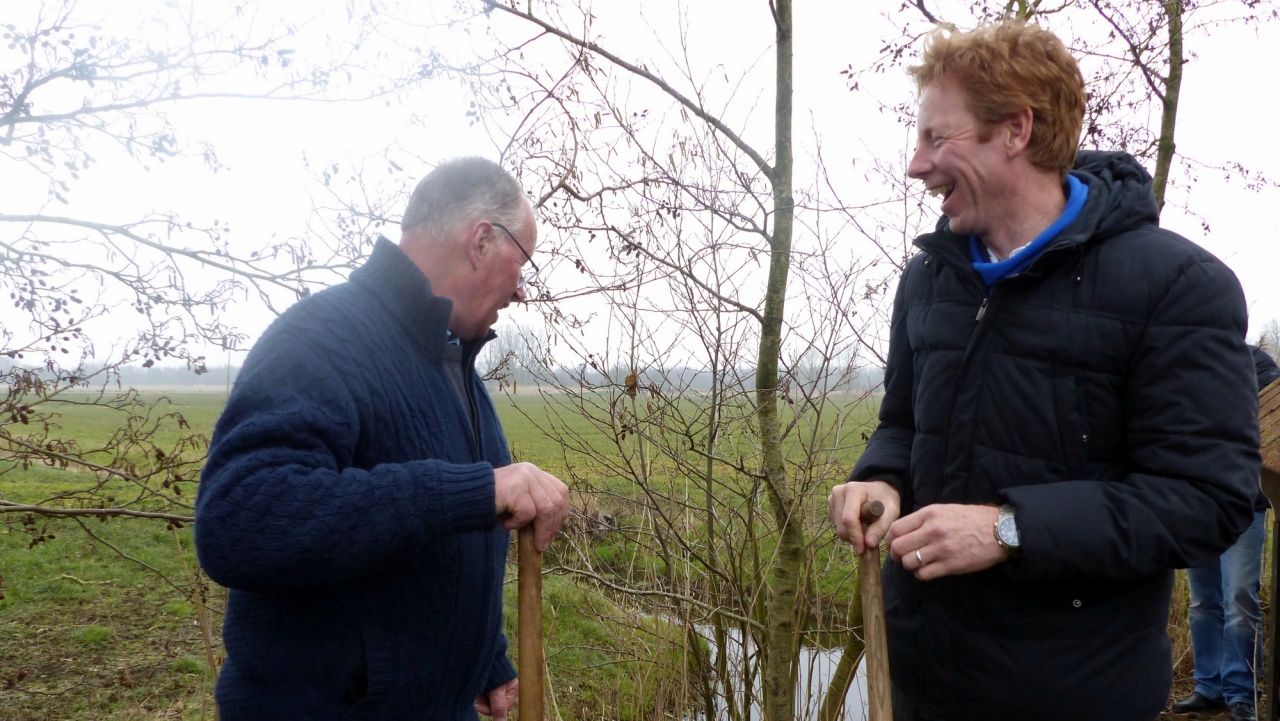 VIDEO: Weerman Gerrit Hiemstra plant eerste van 2200 besdragers - RTV NOF Nieuws
