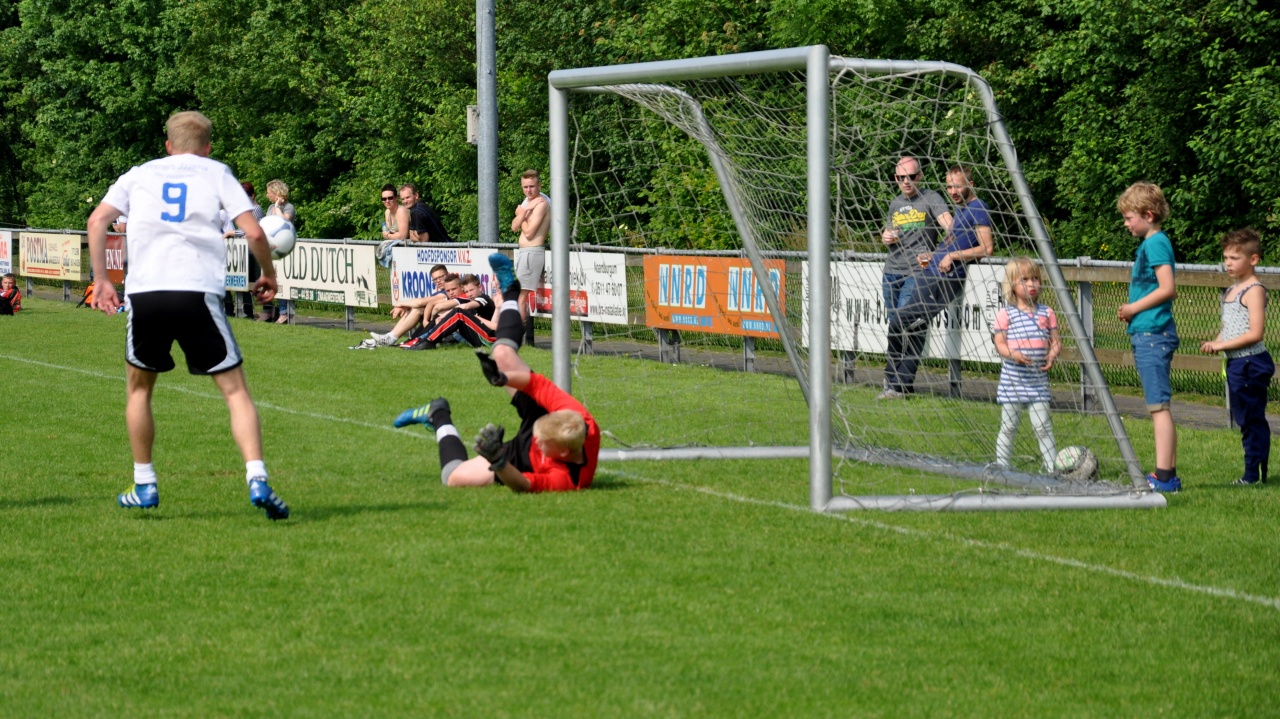 Kenneth Smit winnaar Bedrijvenvoetbal 'De derde helft' - RTV NOF Nieuws