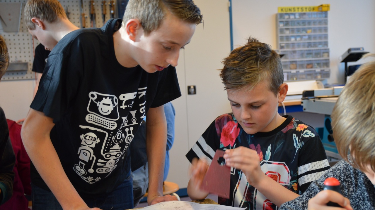 Basischoolleerlingen maken kennis met techniek - RTV NOF Nieuws