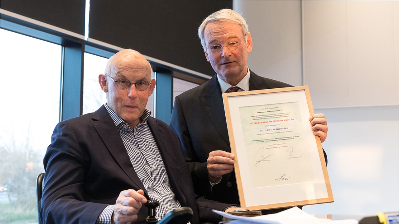 Erepenning Wetterskip Fryslân voor waterschapsman Hans Hiemstra - RTV ...