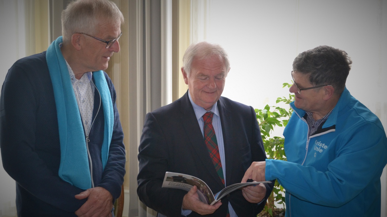 Glossy ChristenUnie overhandigd aan burgemeester Van den Berg - RTV NOF ... Glossy ChristenUnie overhandigd aan burgemeester Van den Berg - RTV NOF ...