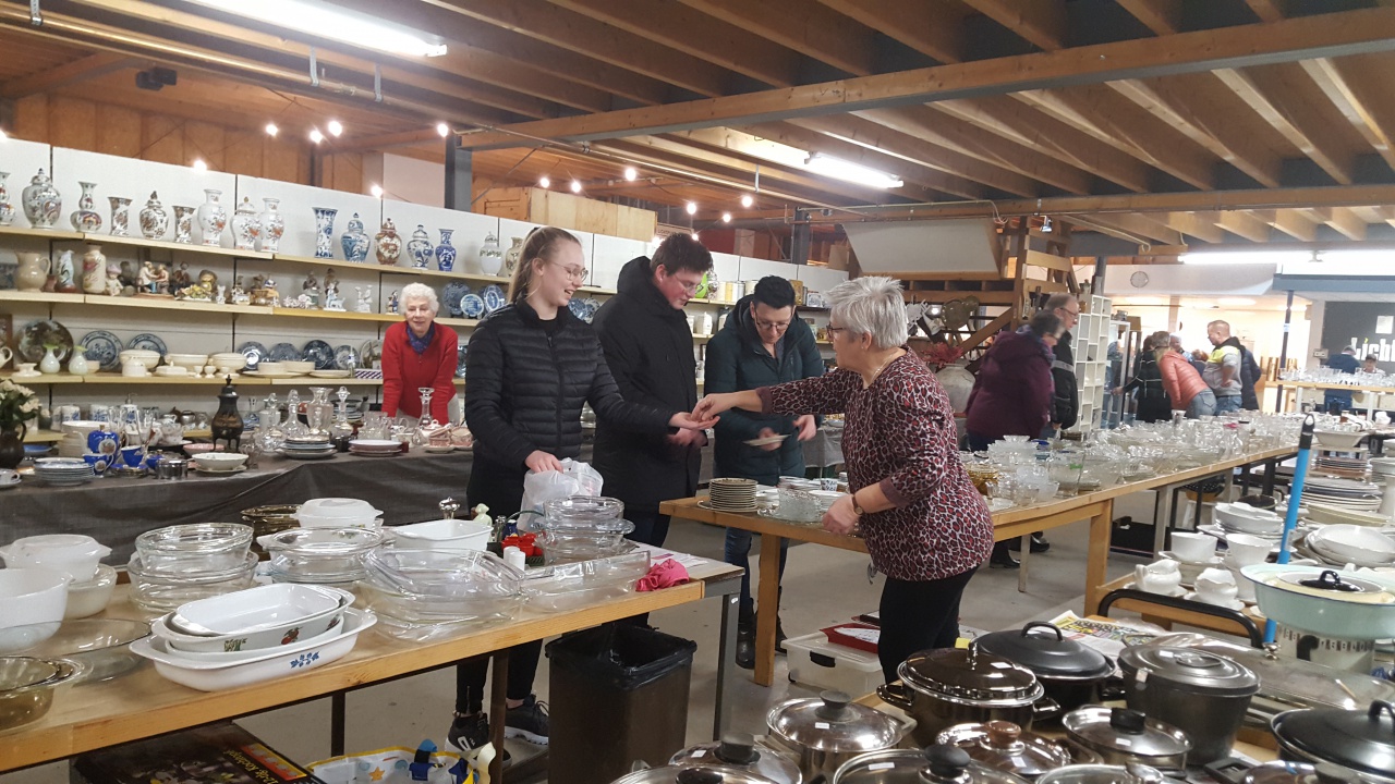 Grote verkoping bij de Lichtpuntloods in Kollumerzwaag - RTV NOF Nieuws