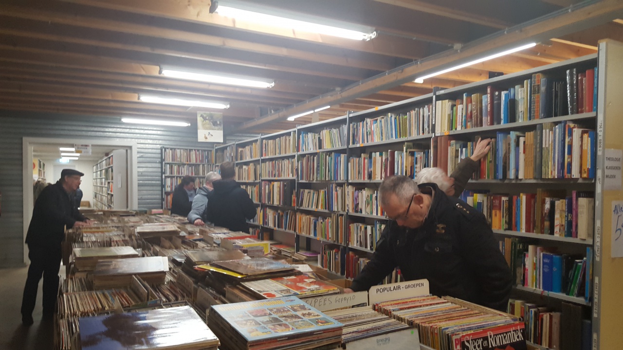 Grote verkoping bij de Lichtpuntloods in Kollumerzwaag - RTV NOF Nieuws