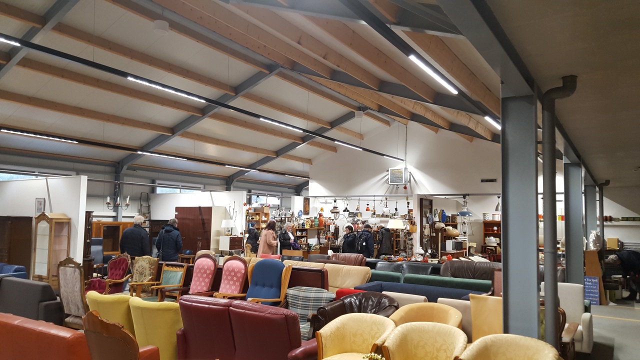 Grote verkoping bij de Lichtpuntloods in Kollumerzwaag - RTV NOF Nieuws