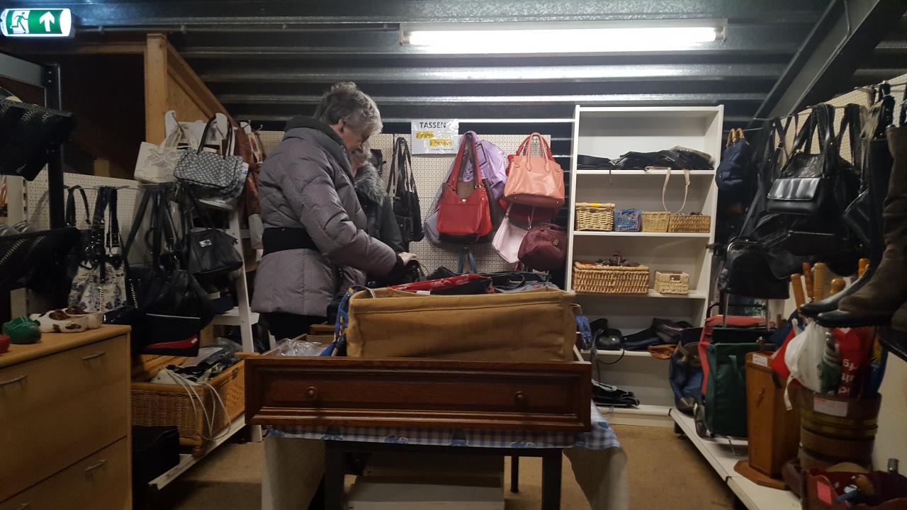 Grote verkoping bij de Lichtpuntloods in Kollumerzwaag - RTV NOF Nieuws