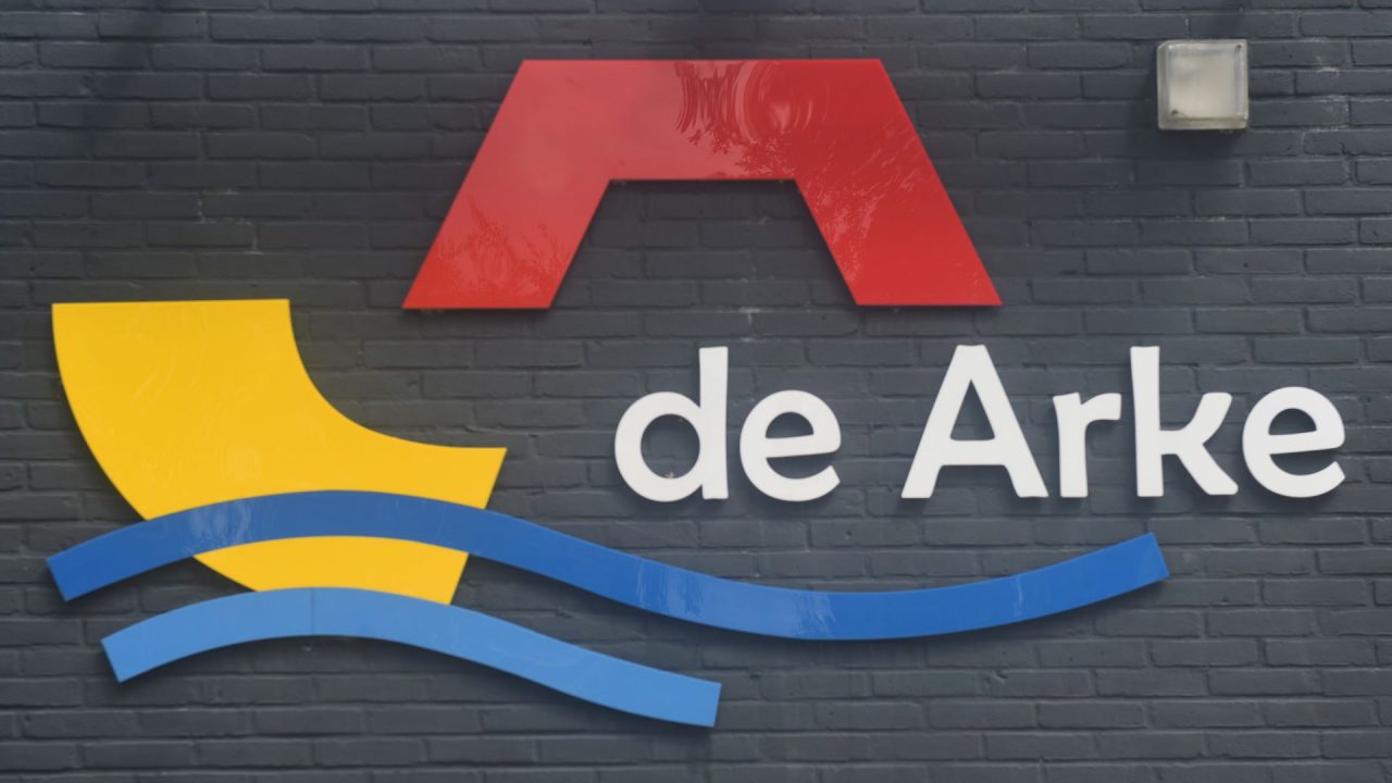 Gerhild vertelt over logo en nautische school de Arke - RTV NOF Nieuws