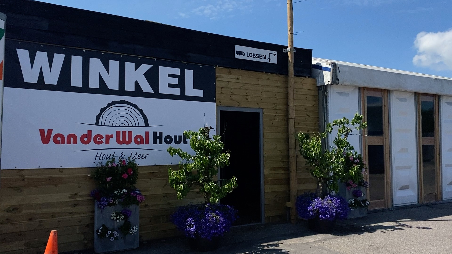 VIDEO: Twee weken na verwoestende brand winkel weer toegankelijk bij ...