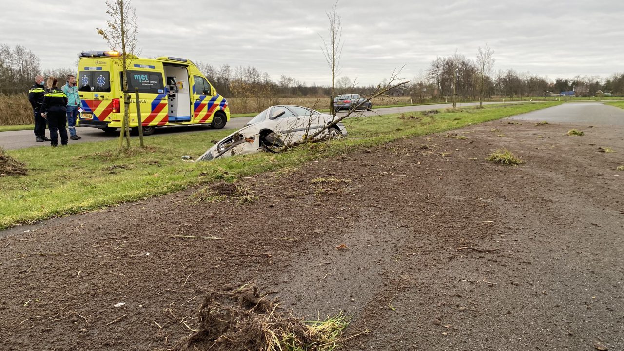 Man gewond bij eenzijdig ongeval op rondweg De Westereen - RTV NOF Nieuws