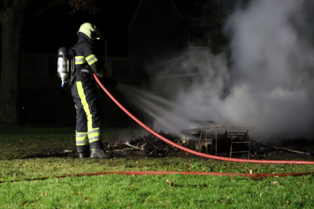 Kleine buitenbrand in bult rotzooi oud en nieuw in Harkema - RTV NOF Nieuws