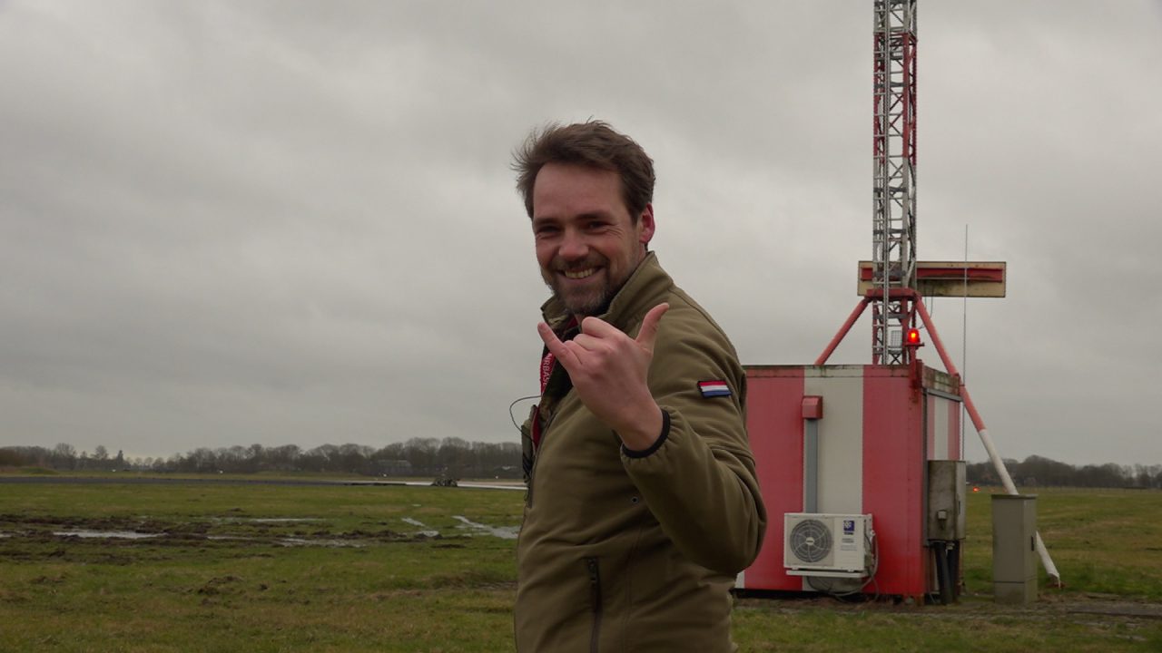 VIDEO: 'Wat een Vak!' op bezoek bij Jan Dijkstra op vliegbasis ...