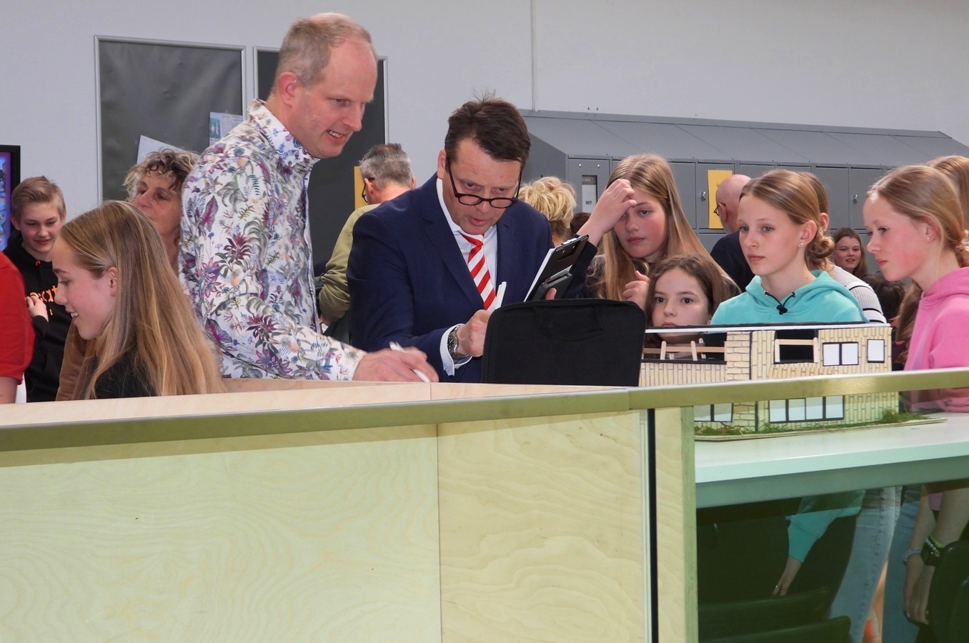 Burgemeester Kramer kiest een nieuw gebouw voor Kollum - RTV NOF Nieuws