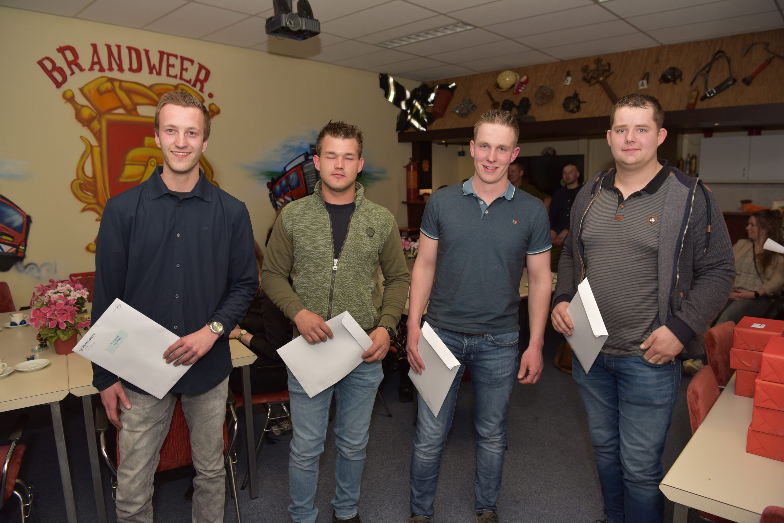 Diploma’s en jubilarissen bij brandweer Ternaard - RTV NOF Nieuws