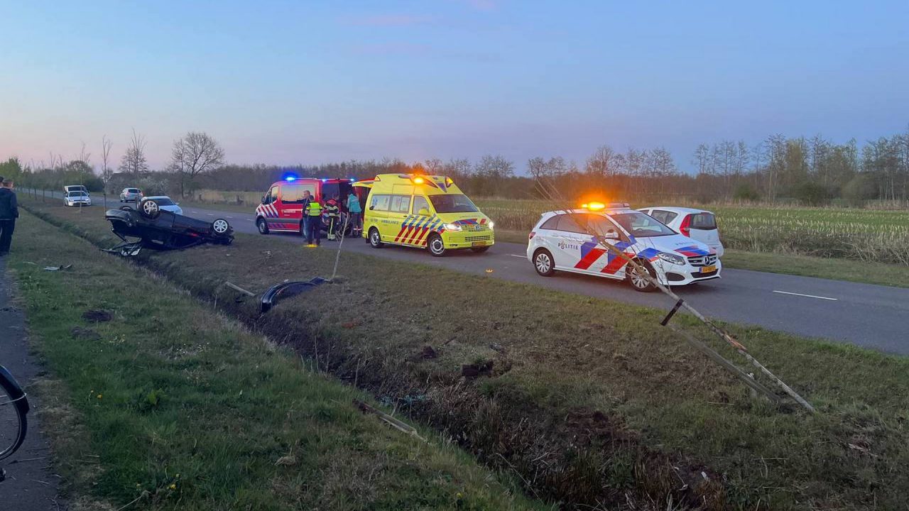 Automobilist over de kop langs De Oasterwei in De Westereen - RTV NOF Nieuws