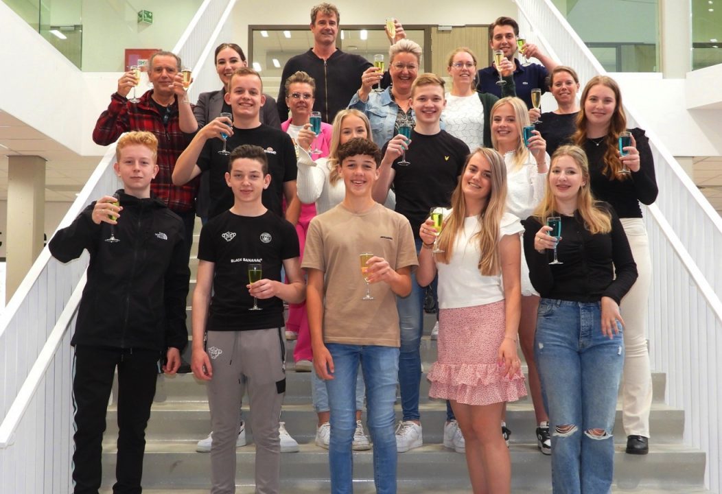 Geslaagden Lauwers College Kollum proosten samen met de docenten op hun ...
