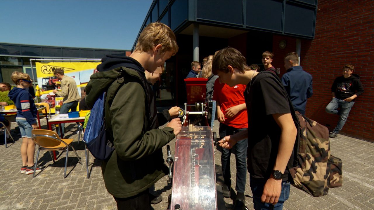 VIDEO: Leerlingen en bedrijven ontmoeten elkaar bij Techniek Tastbaar in Dokkum - RTV NOF Nieuws