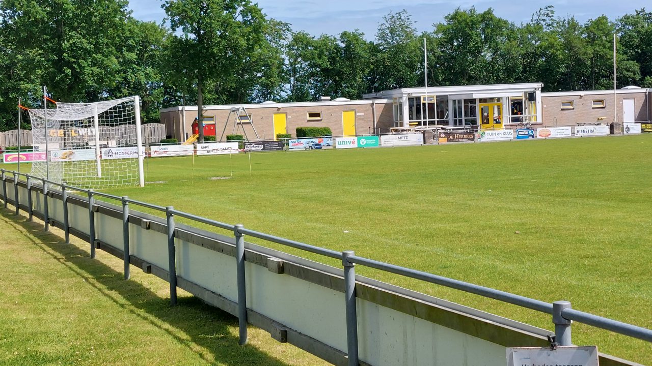 Voetbalteam staat te wachten in Harlingen voor de boot naar Ameland ...