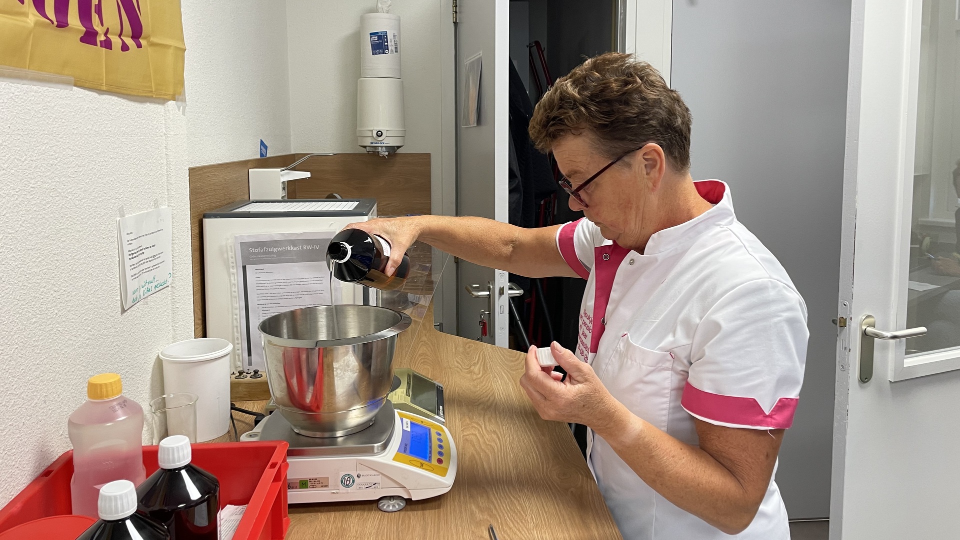 Apothekersassistente Sjoukje Algra na 47 jaar met pensioen - RTV NOF Nieuws