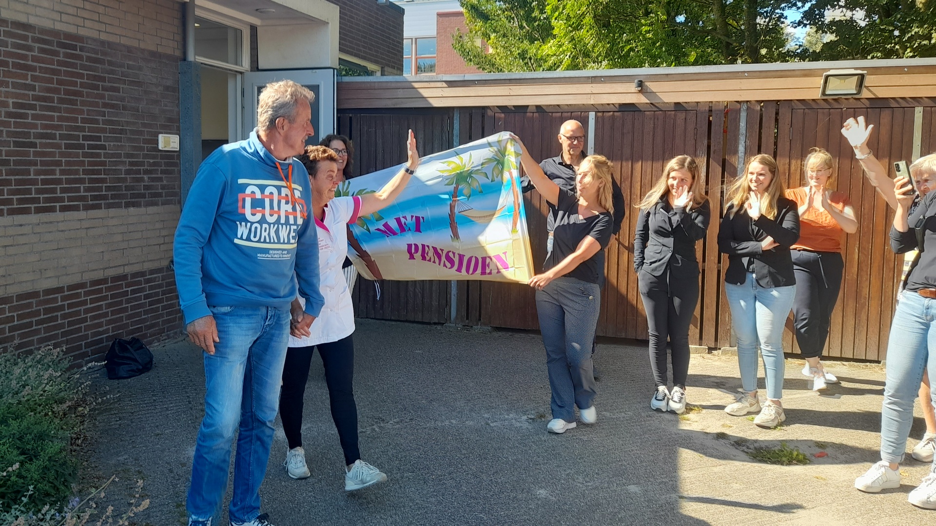 Apothekersassistente Sjoukje Algra na 47 jaar met pensioen - RTV NOF Nieuws