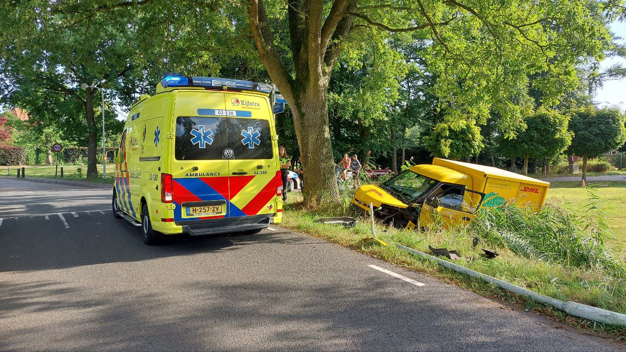 Pakketbezorgster gewond bij eenzijdig ongeval in Eastermar - RTV NOF Nieuws
