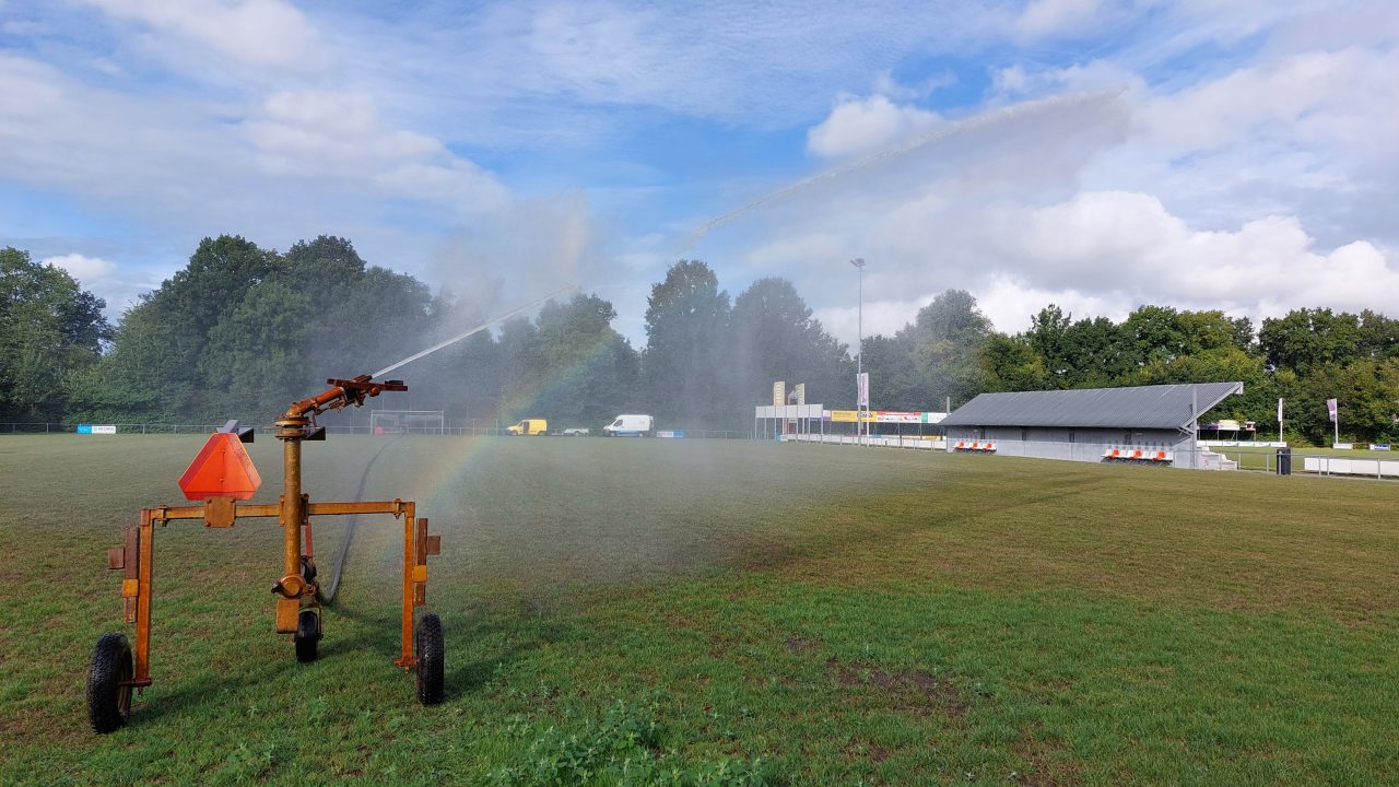 INGEZONDEN; S!N stelt schriftelijke vragen over de beregening van sportvelden - RTV NOF Nieuws