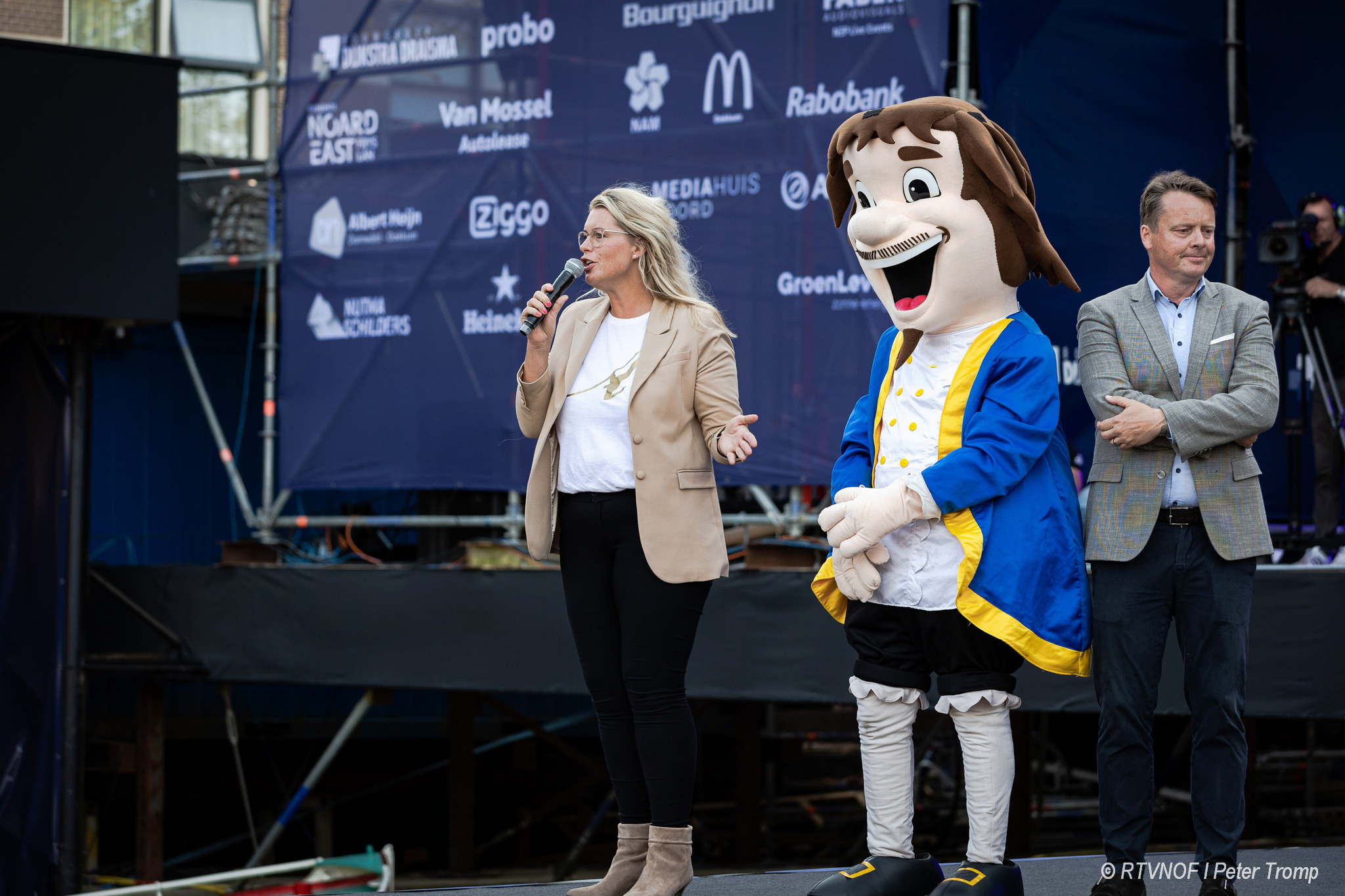 FOTO'S: Zondag Admiraliteitsdagen ''Adje's Sing a Long'' - RTV NOF Nieuws