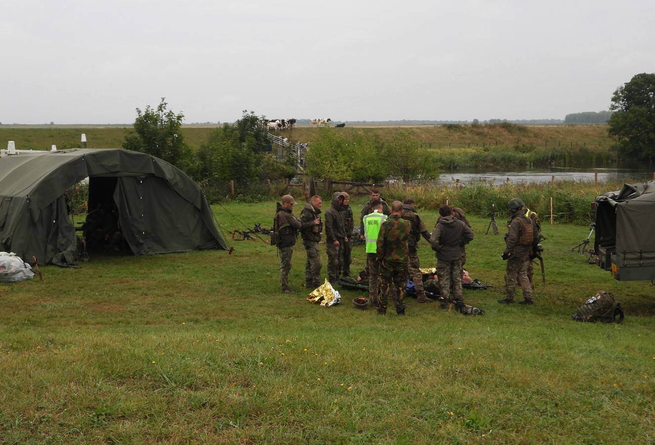VIDEO: Zo verdedigen militairen de sluizen bij Dokkumer Nieuwe Zijlen ...