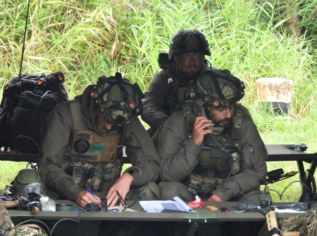 VIDEO: Zo verdedigen militairen de sluizen bij Dokkumer Nieuwe Zijlen ...