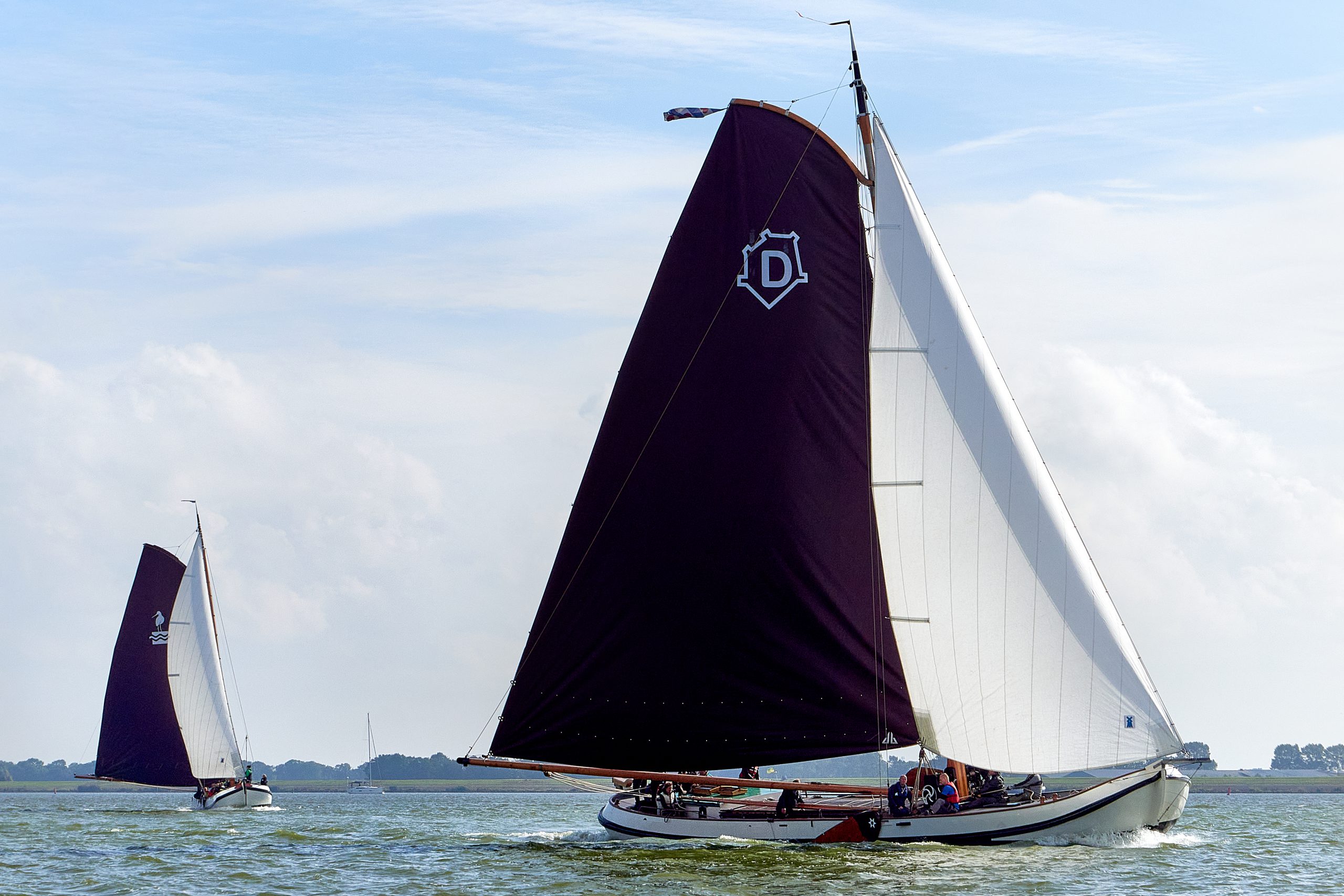Honderden kinderen bezoeken skûtsjes Dokkum - RTV NOF
