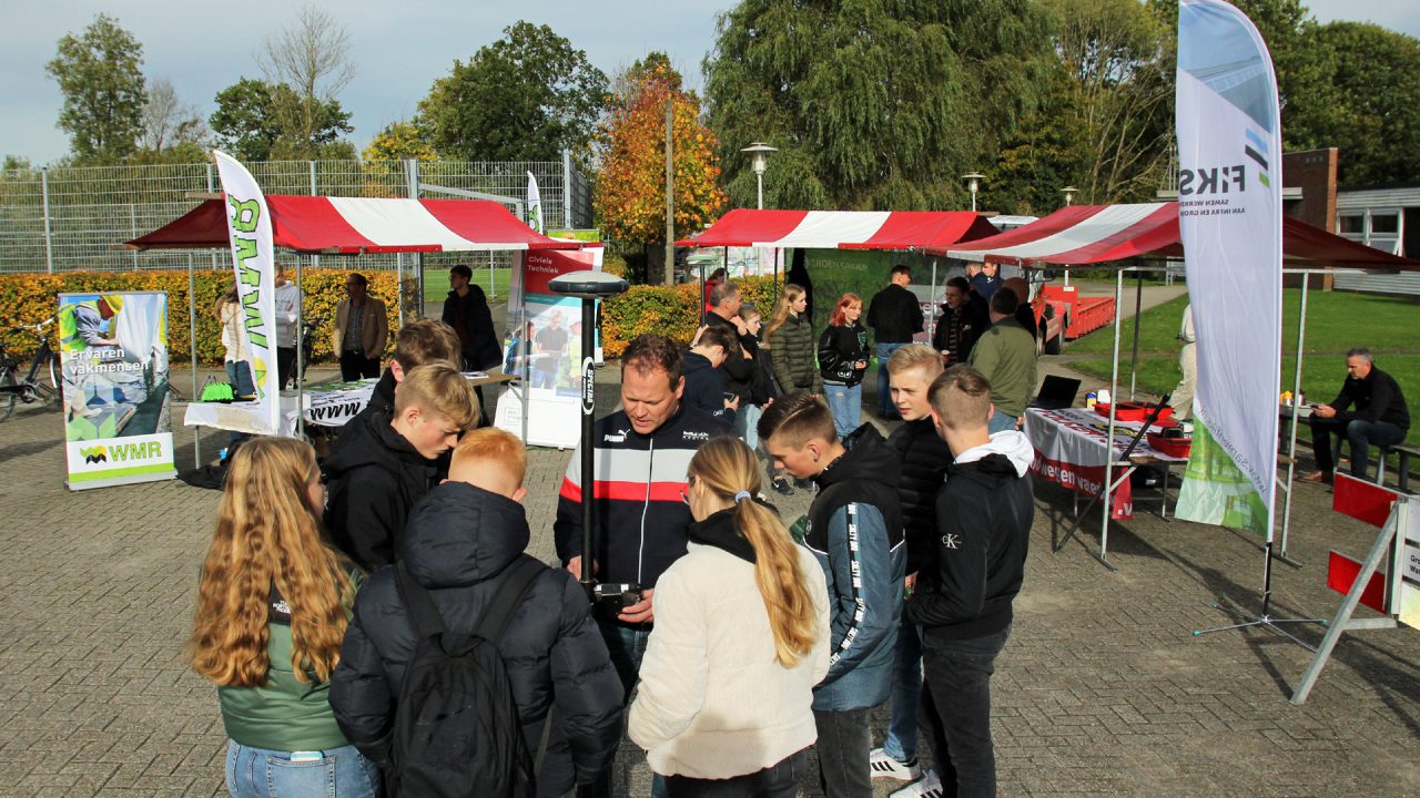Infomarkt infra en groen voor scholieren in Dokkum - RTV NOF Nieuws