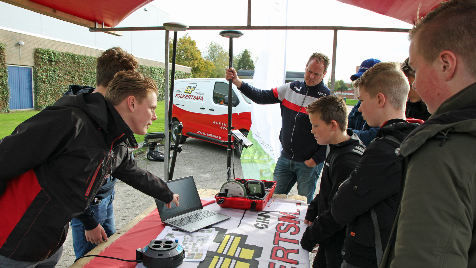 Infomarkt infra en groen voor scholieren in Dokkum - RTV NOF Nieuws
