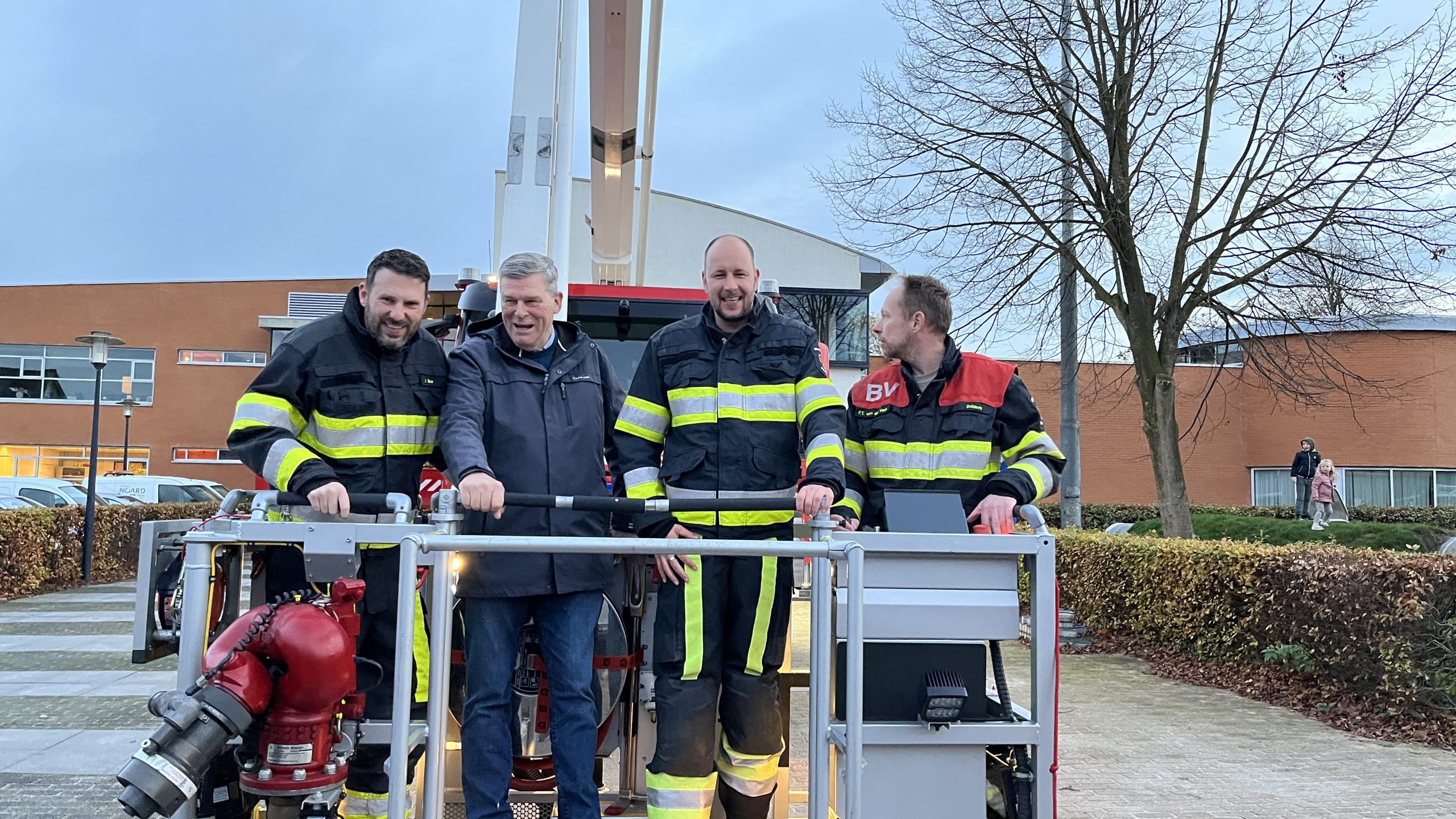 Brandweermannen halen twee 'inbrekers' van het dak tijdens laatste ...
