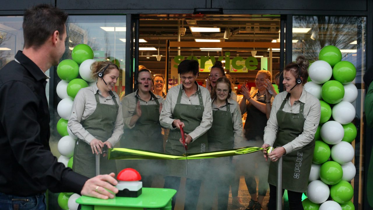 VIDEO: Supermarkt Anjum weer geopend na 20 dagen sluiting: "Het is een ...