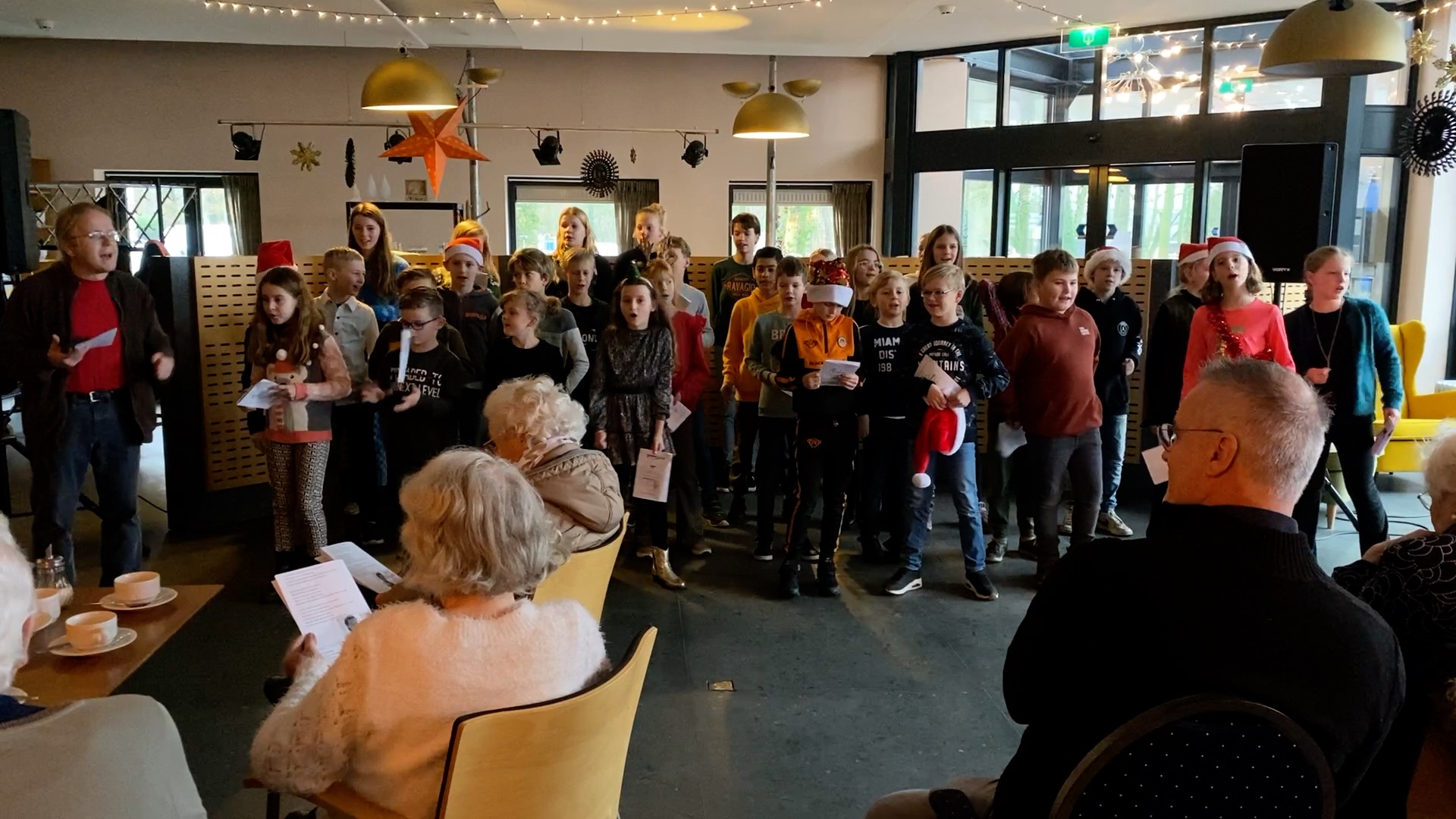 VIDEO: Kerstoptreden door leerlingen van OBS Thrimwalda in Heemstrastate - RTV NOF Nieuws