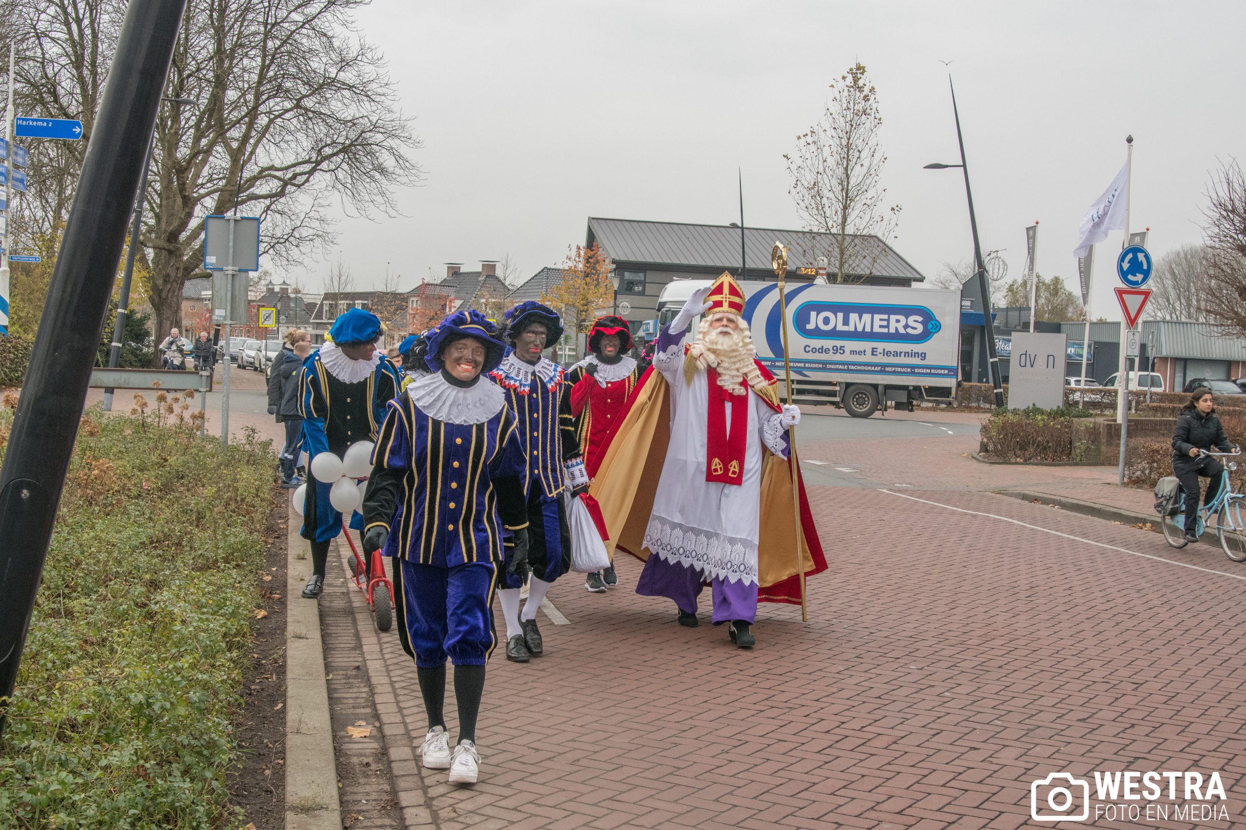Sinterklaas doet het 'Sinterklaashuis' weer op slot in Surhuisterveen ...