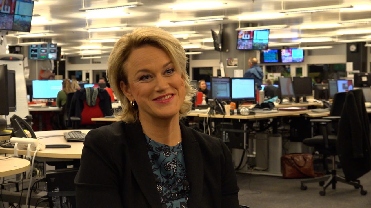 VIDEO: Hoe is it no mei? Afke Boven: gezicht van het NOS Journaal - RTV ...