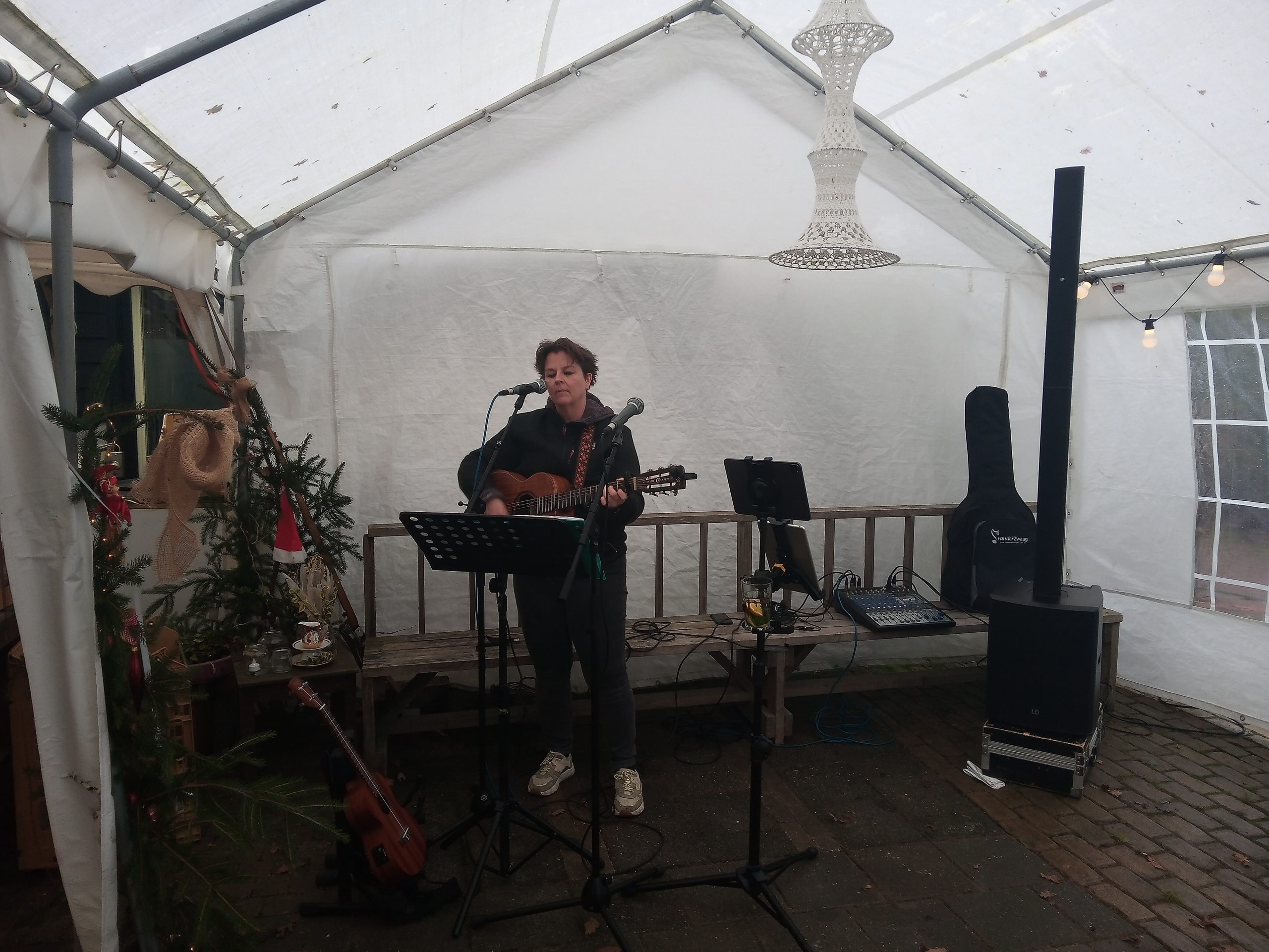 Live muziek en oliebollen bakken bij Paviljoen MeM - RTV NOF Nieuws