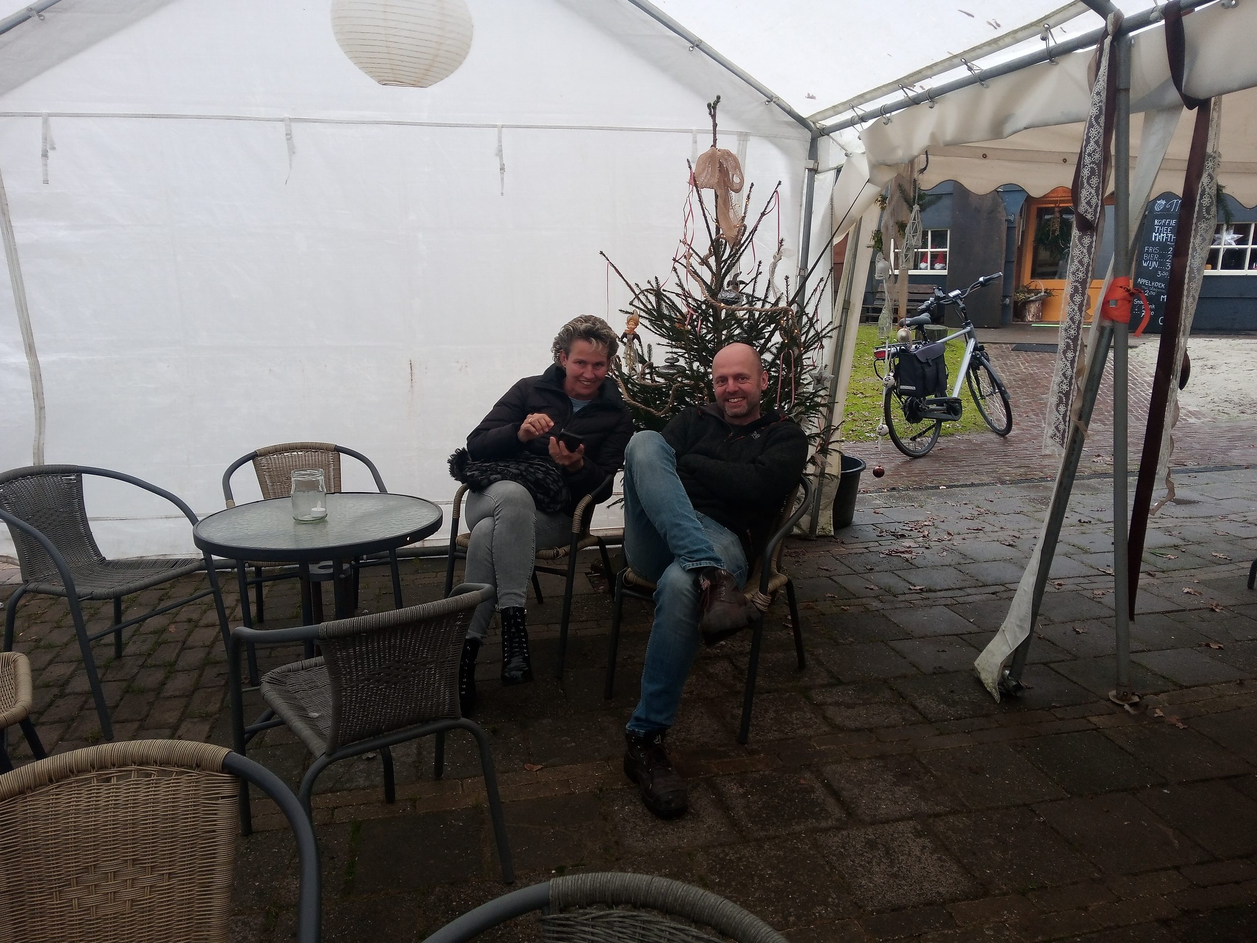 Live muziek en oliebollen bakken bij Paviljoen MeM - RTV NOF Nieuws