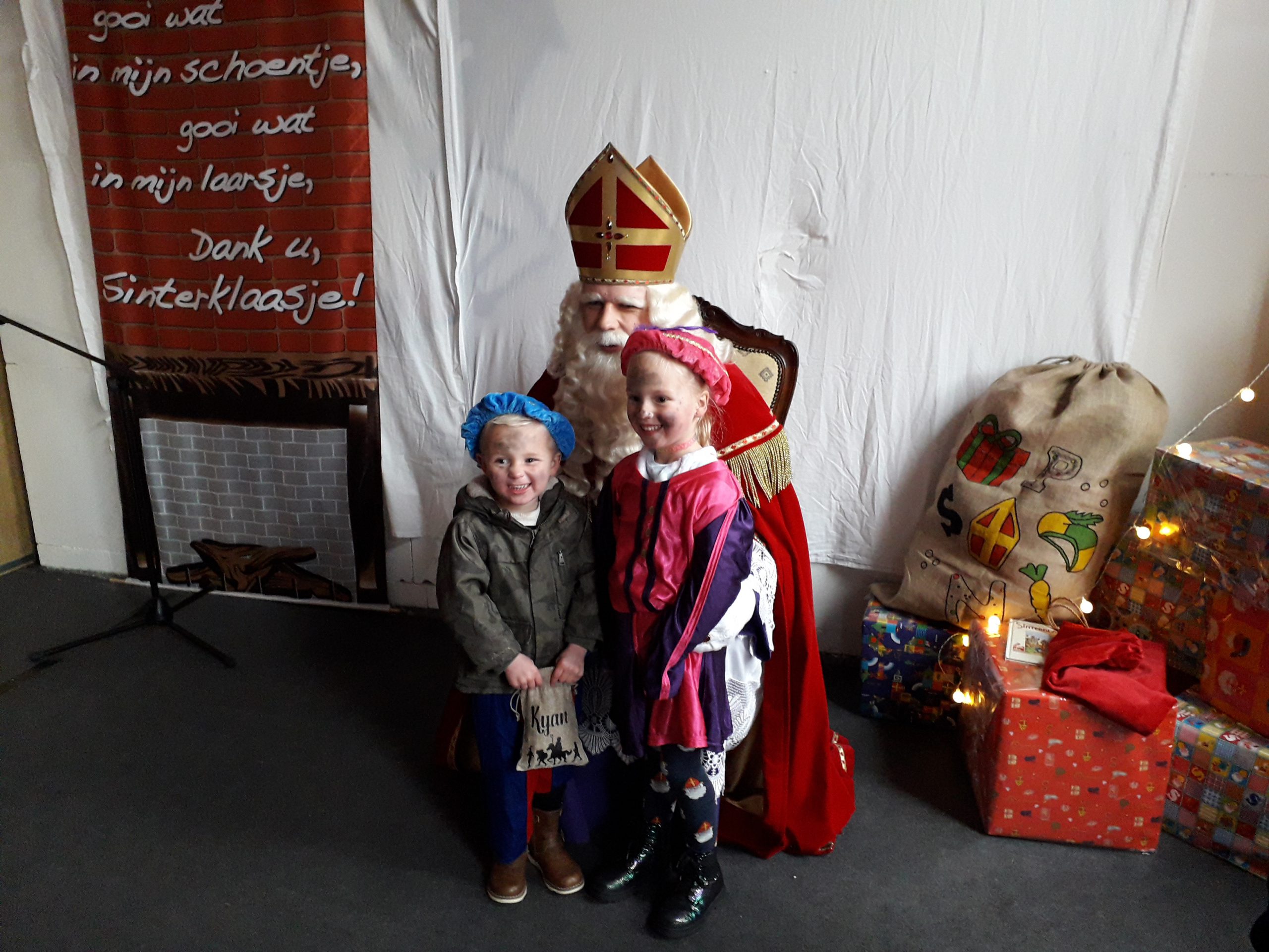 Sinterklaas doet het 'Sinterklaashuis' weer op slot in Surhuisterveen ...