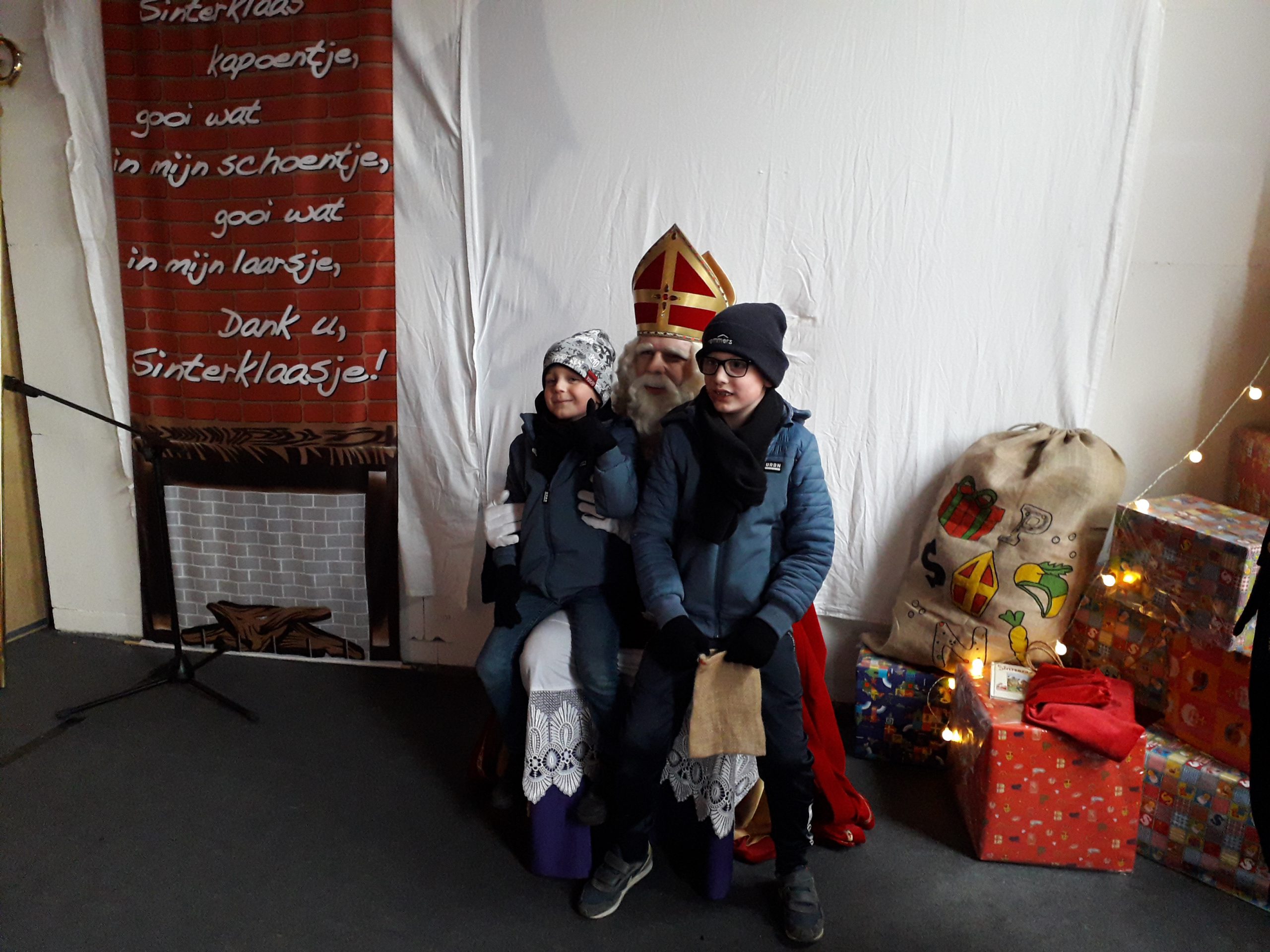 Sinterklaas doet het 'Sinterklaashuis' weer op slot in Surhuisterveen ...