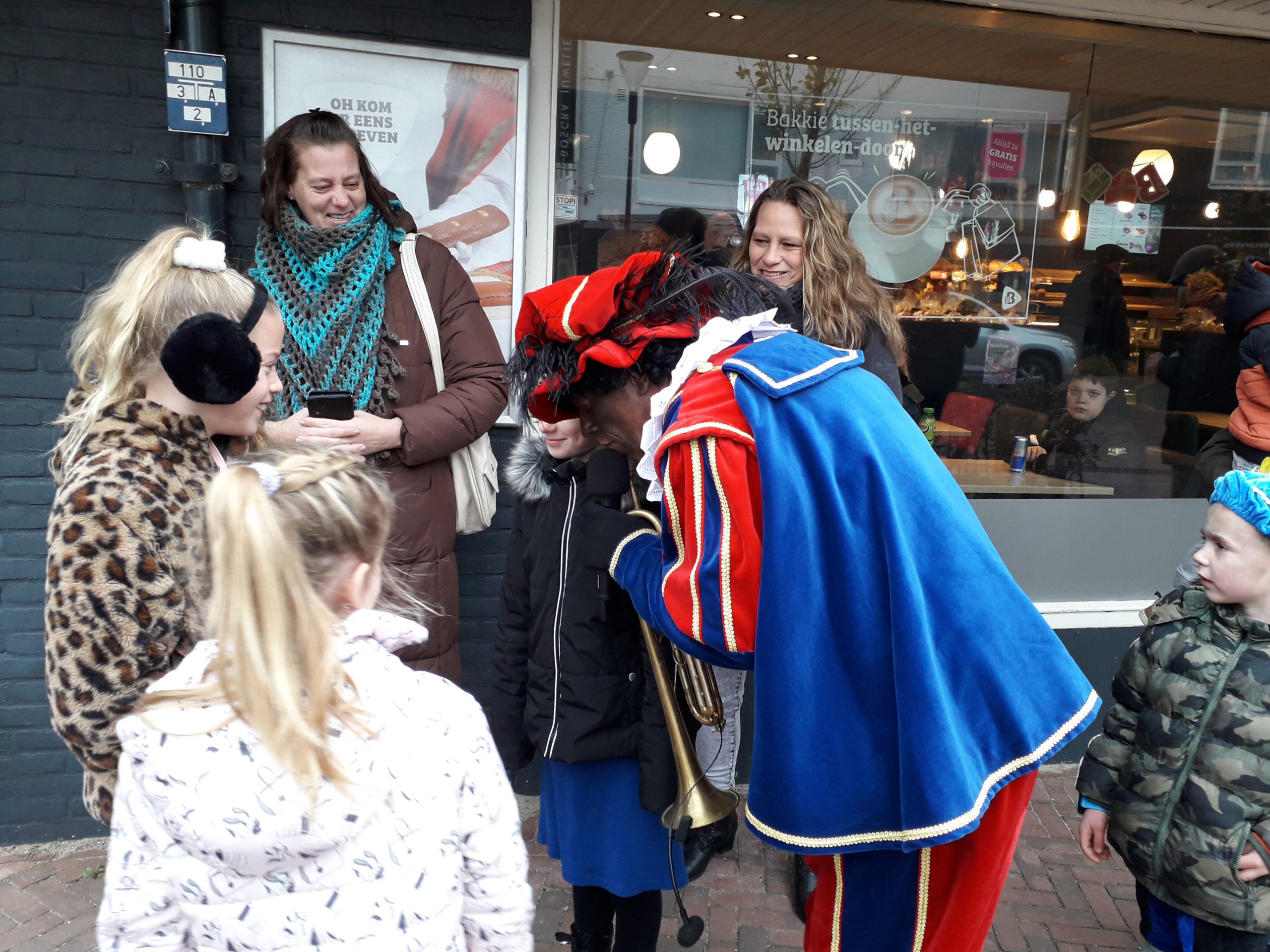 Sinterklaas doet het 'Sinterklaashuis' weer op slot in Surhuisterveen ...