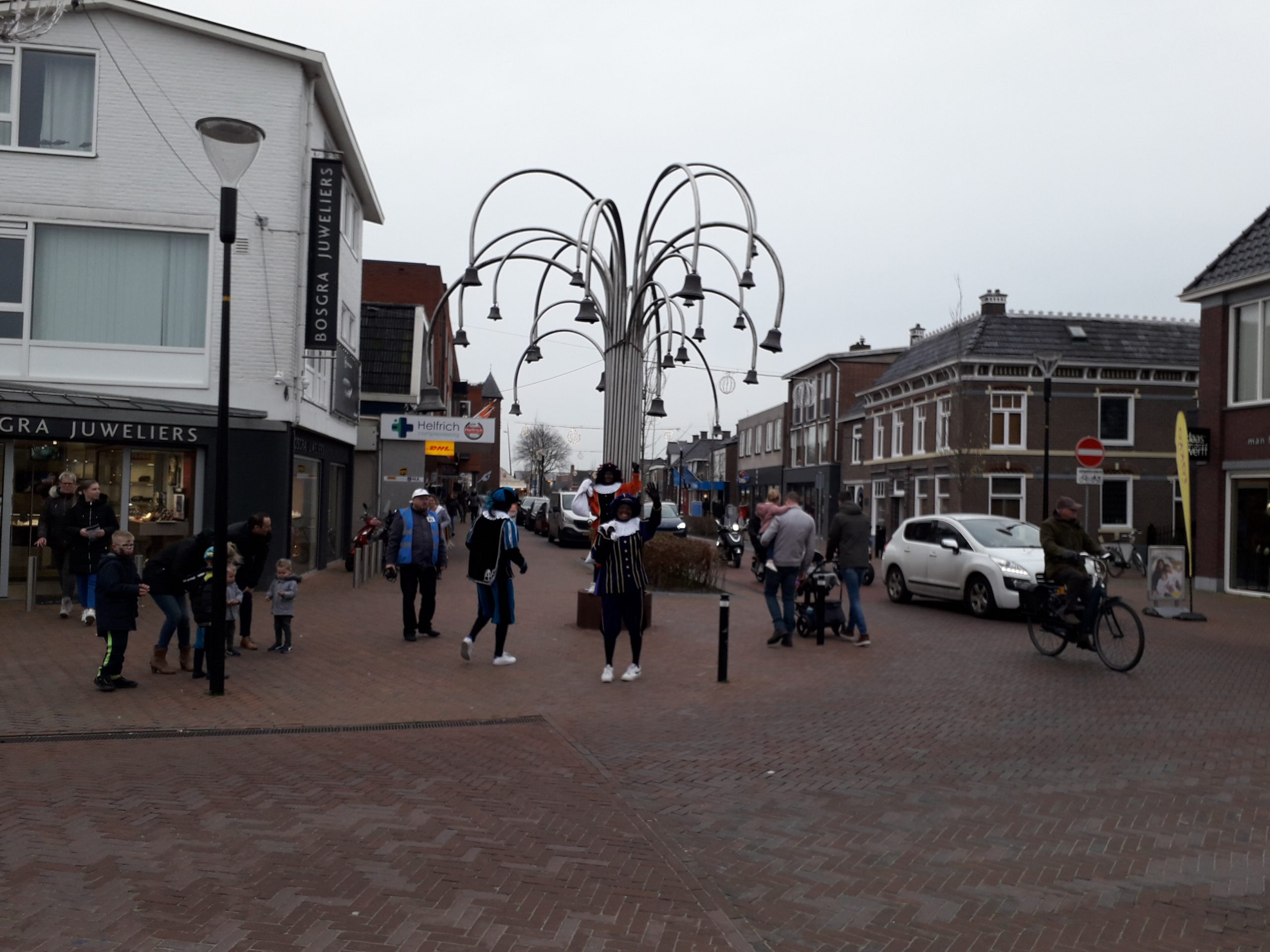 Sinterklaas doet het 'Sinterklaashuis' weer op slot in Surhuisterveen ...