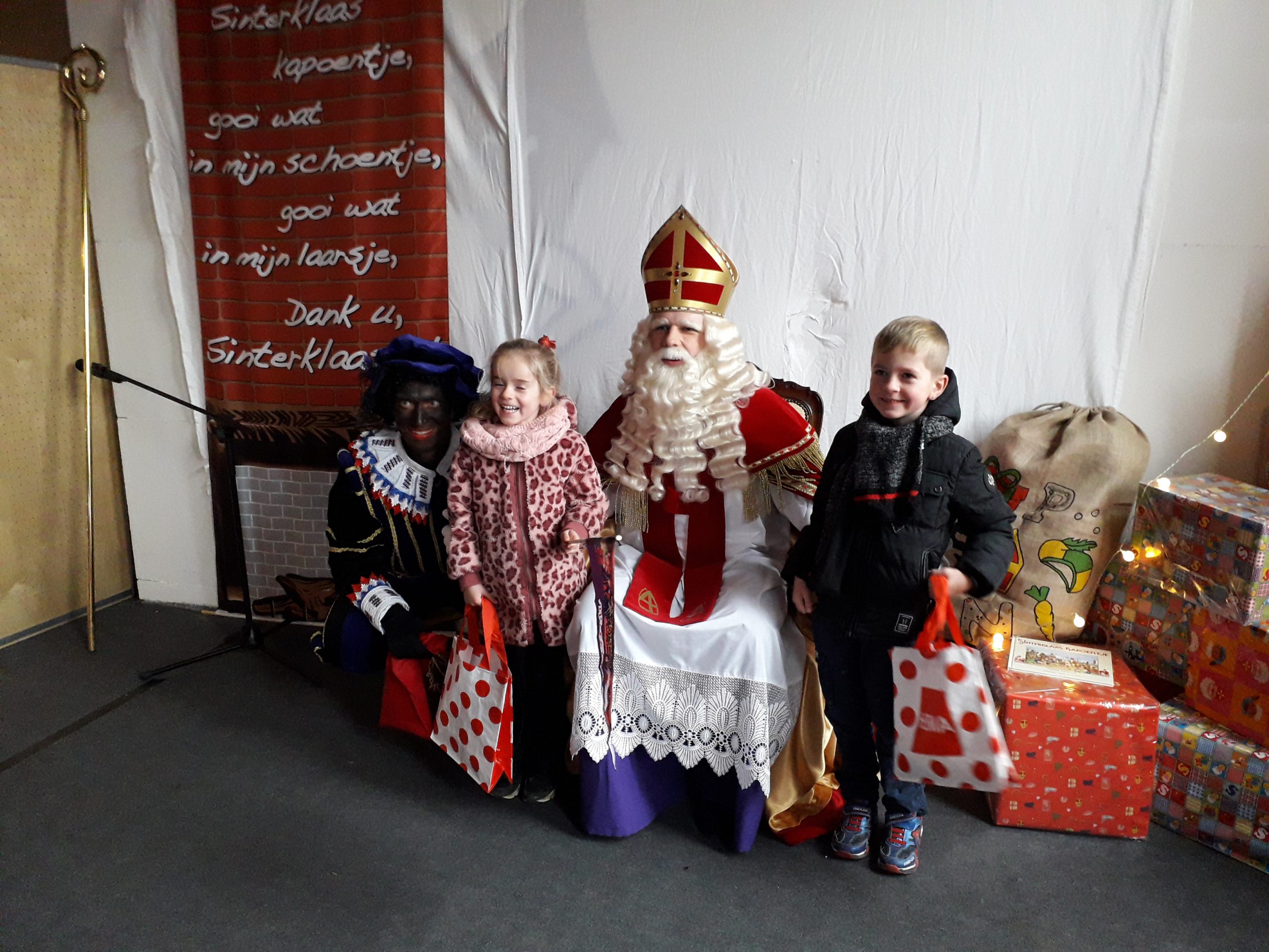 Sinterklaas doet het 'Sinterklaashuis' weer op slot in Surhuisterveen ...