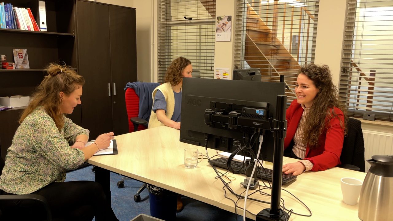 VIDEO: De zussen Hellema met z'n drieën aan het roer bij Helwa ...