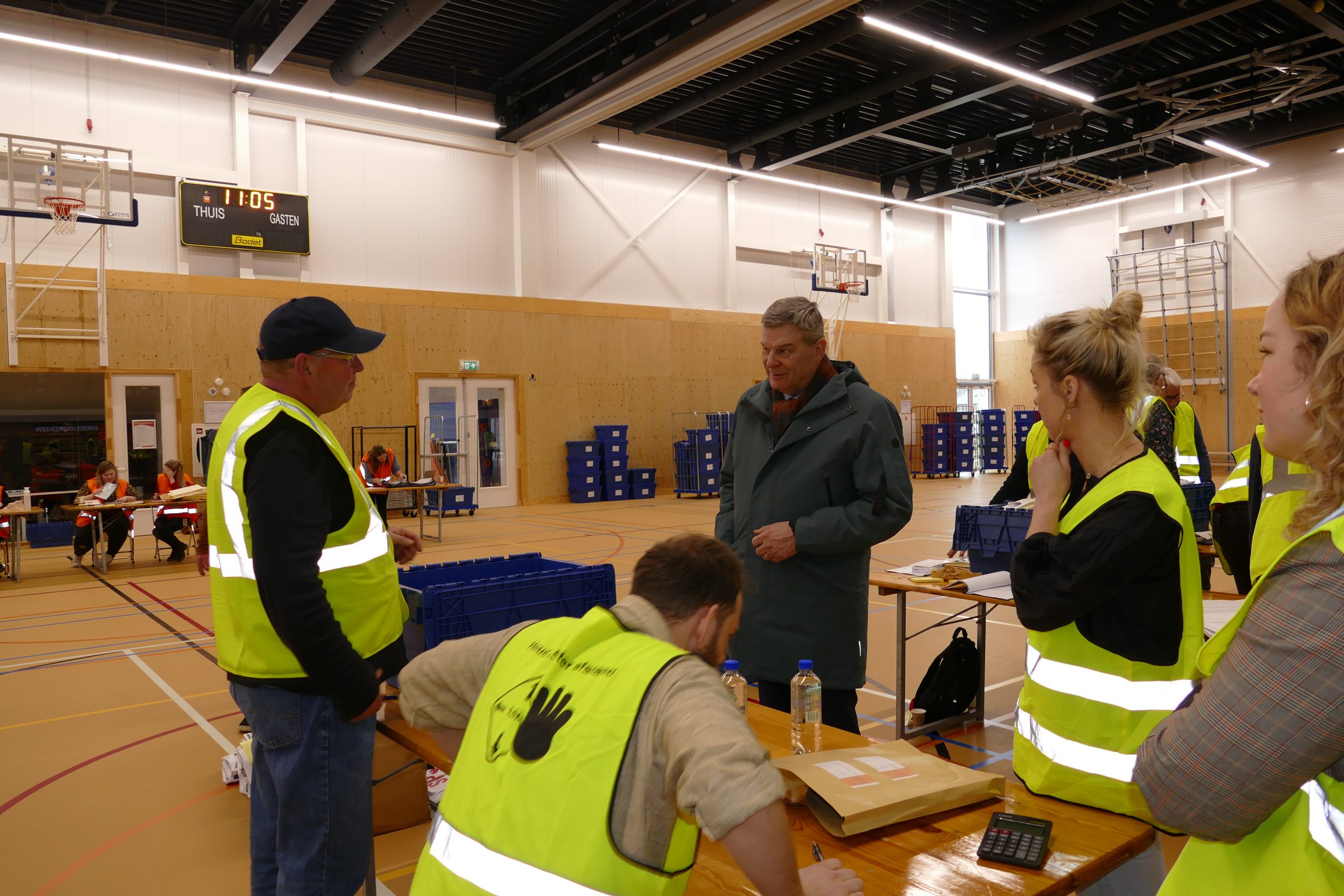 VIDEO: De stemmen worden geteld, in de drukte en in rust - RTV NOF Nieuws