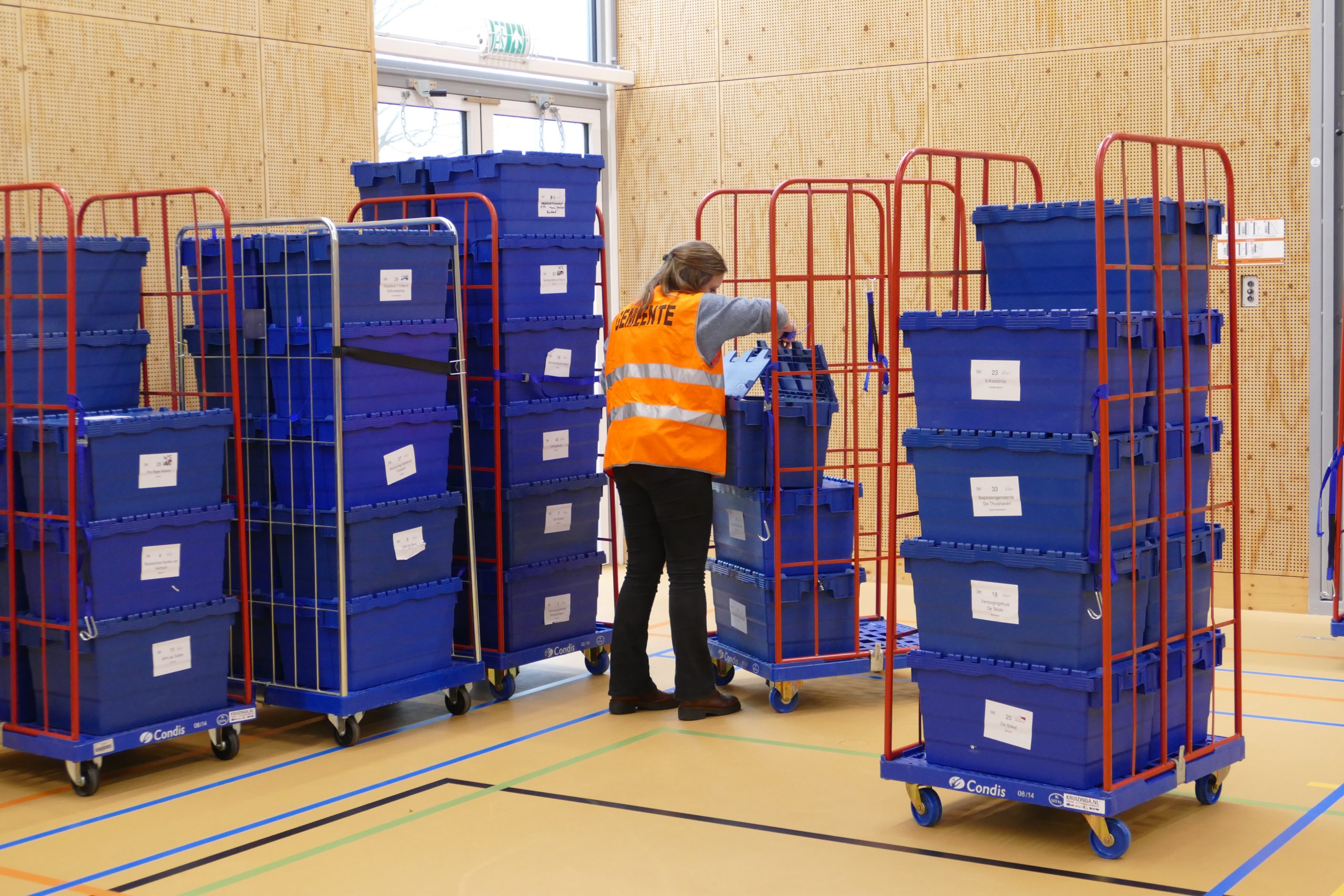 VIDEO: De stemmen worden geteld, in de drukte en in rust - RTV NOF Nieuws